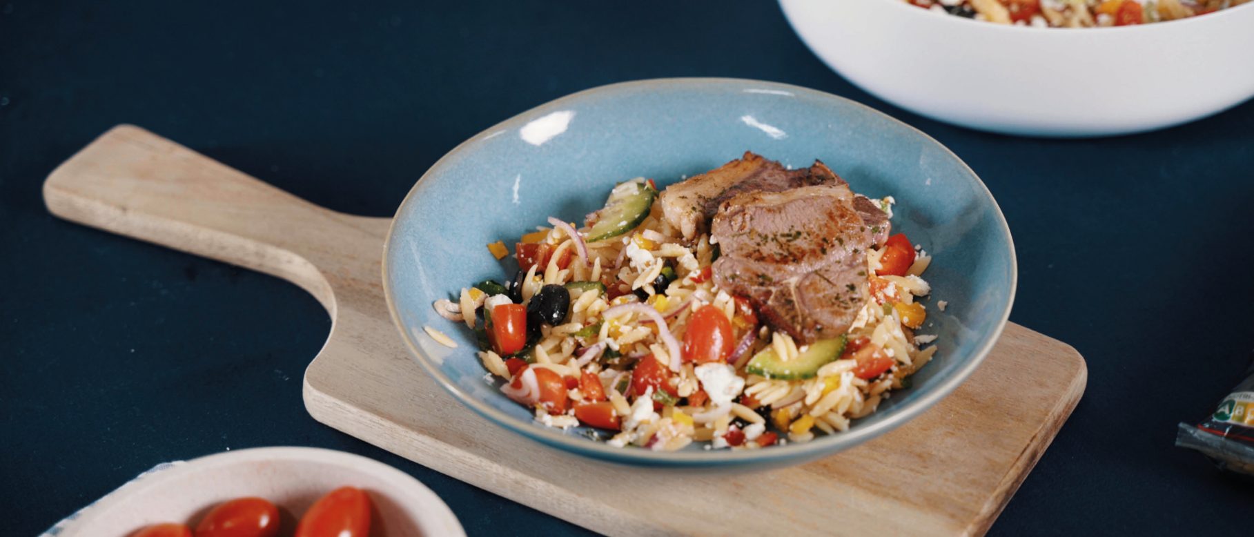 Kruidige lamskoteletjes met Griekse pastasalade