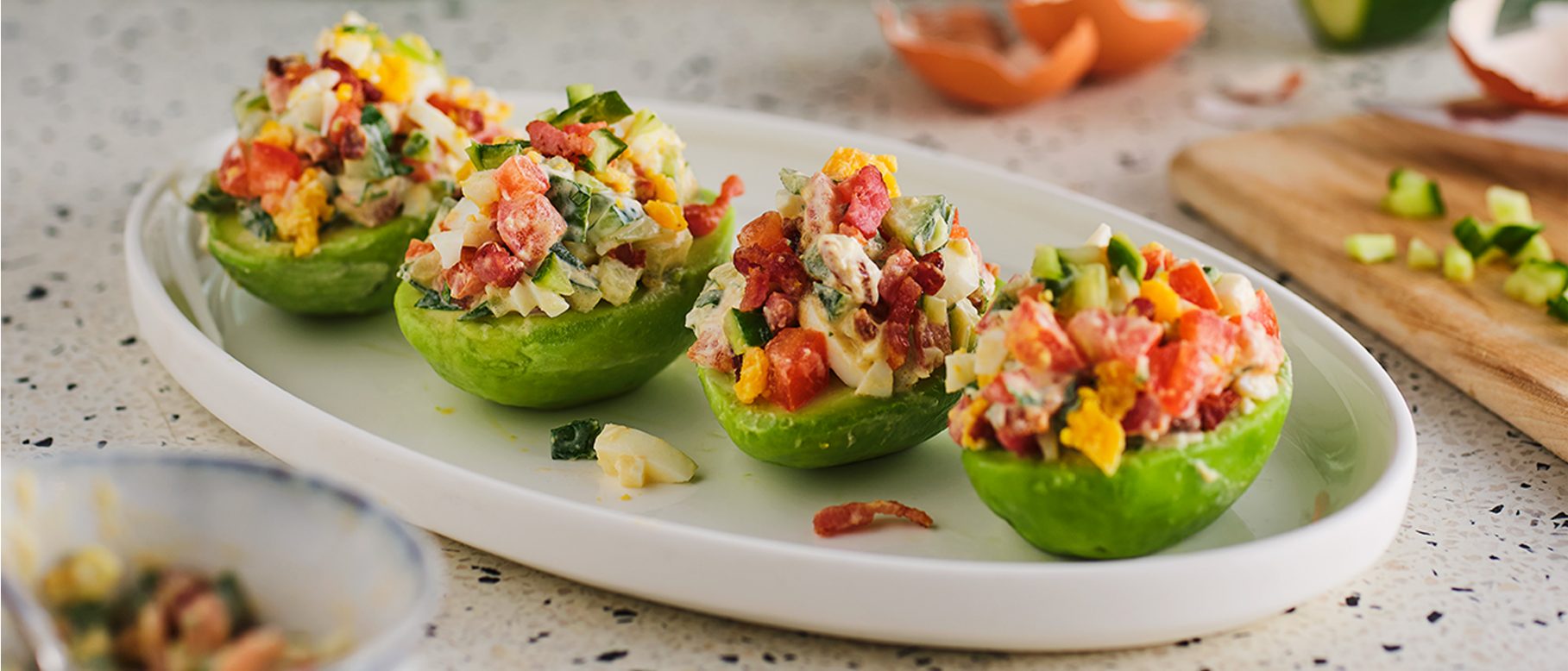 Gefüllte Avocados mit Speck, Ei und Tomate