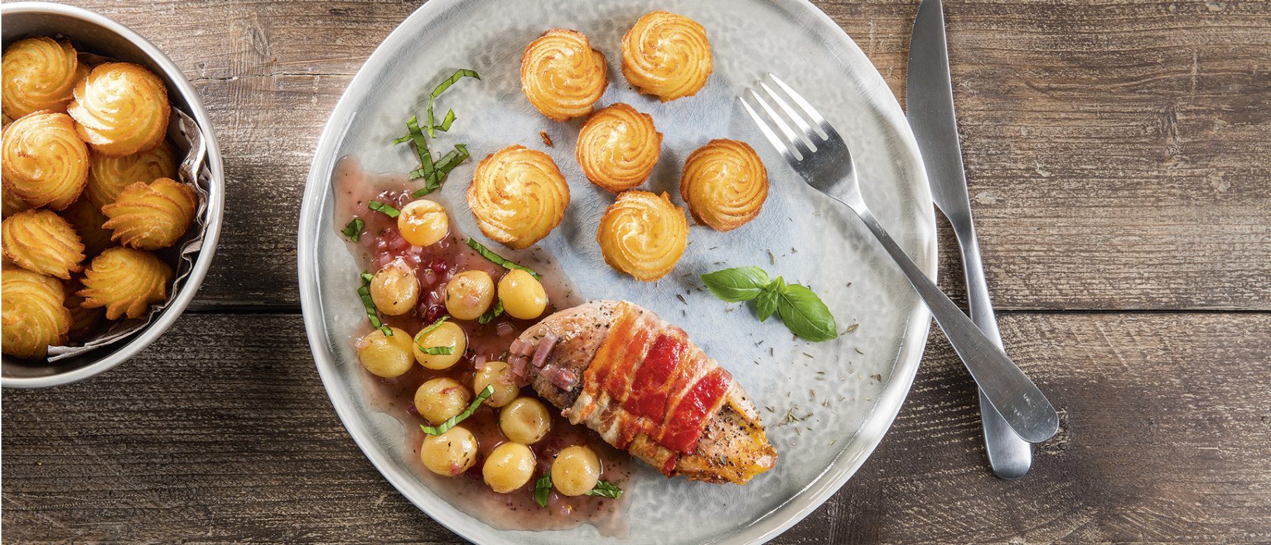 Filet de faisan bardé de lard, sauce aux raisins et pommes duchesse