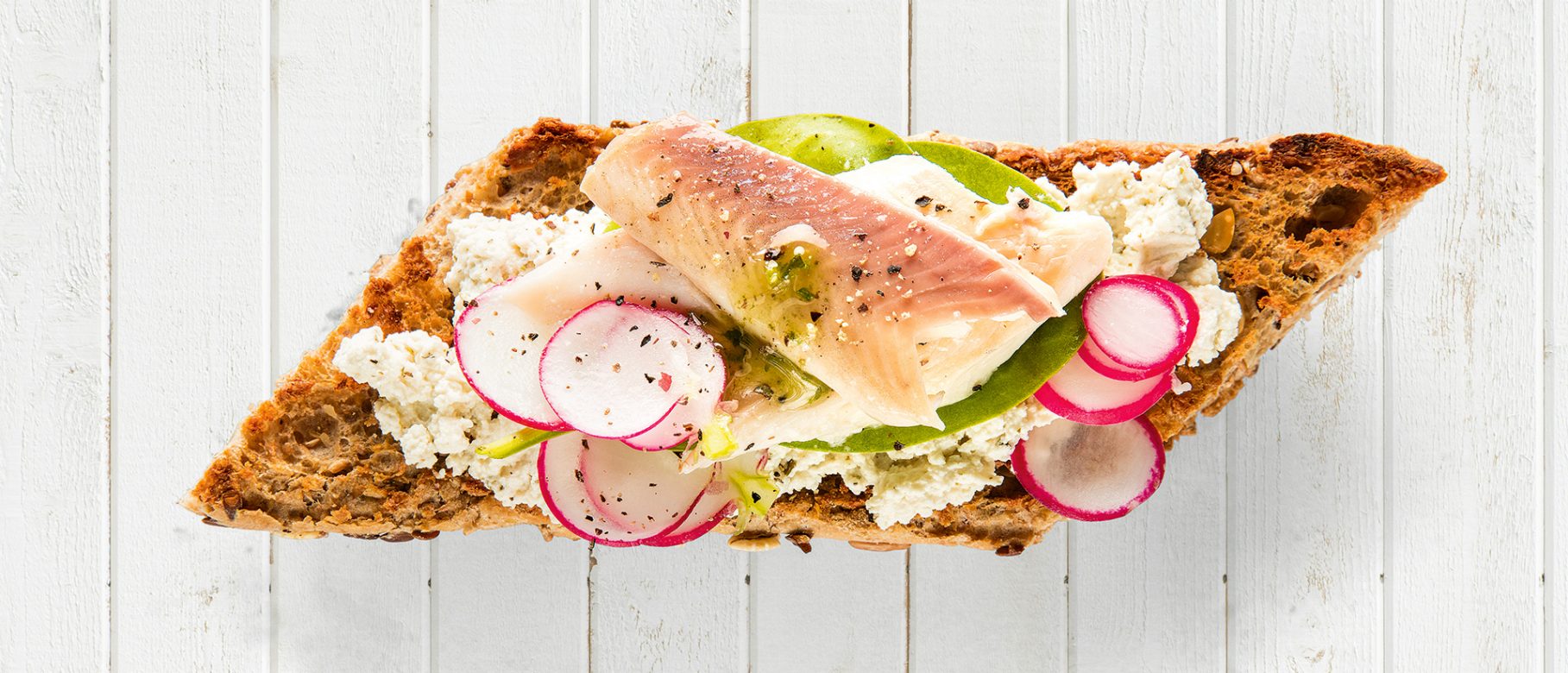Toast au fromage aux fines herbes, truite fumée et radis