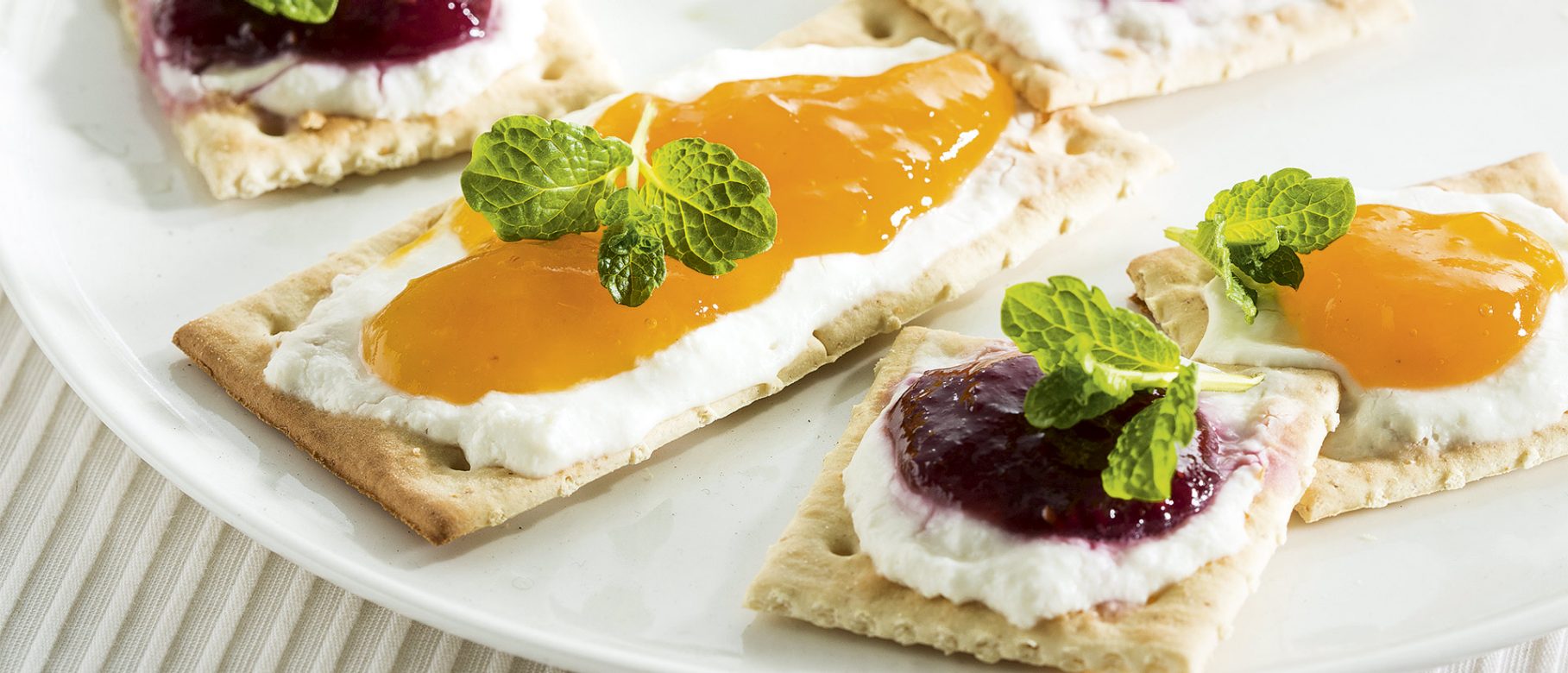 Mini crackers, fromage blanc et confiture