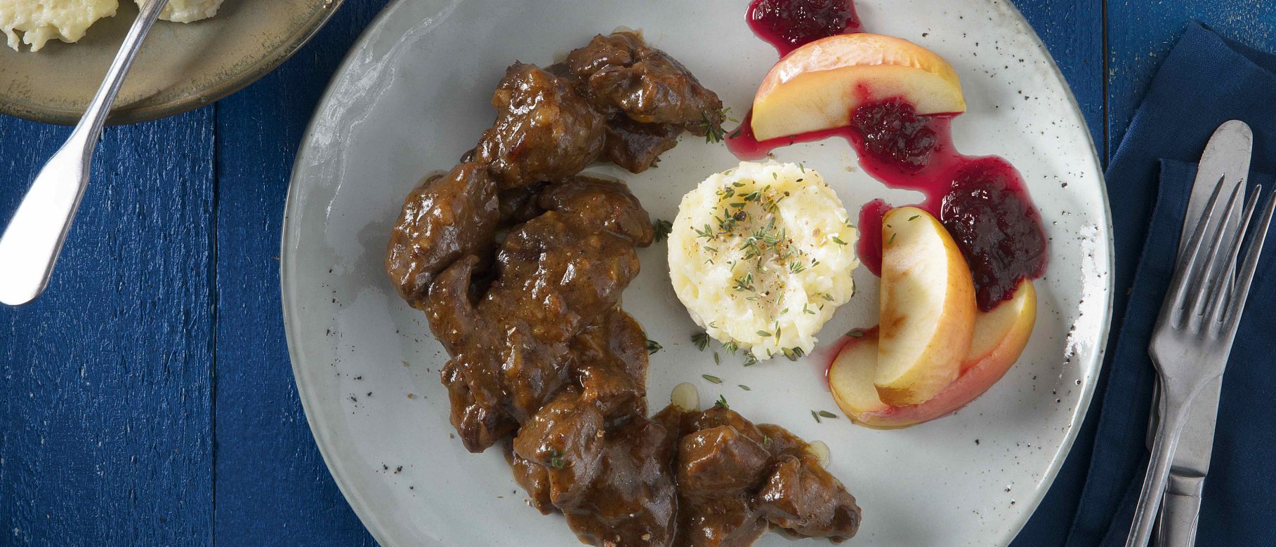 Hertenragout met gestoofde appeltjes, knolselderpuree en veenbessencompote