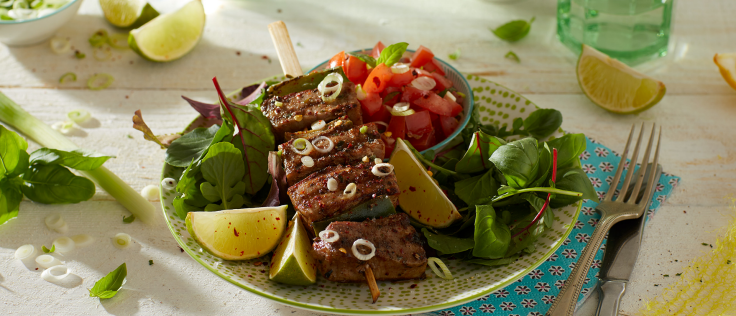 Thon grillé avec salsa de tomates et de basilic