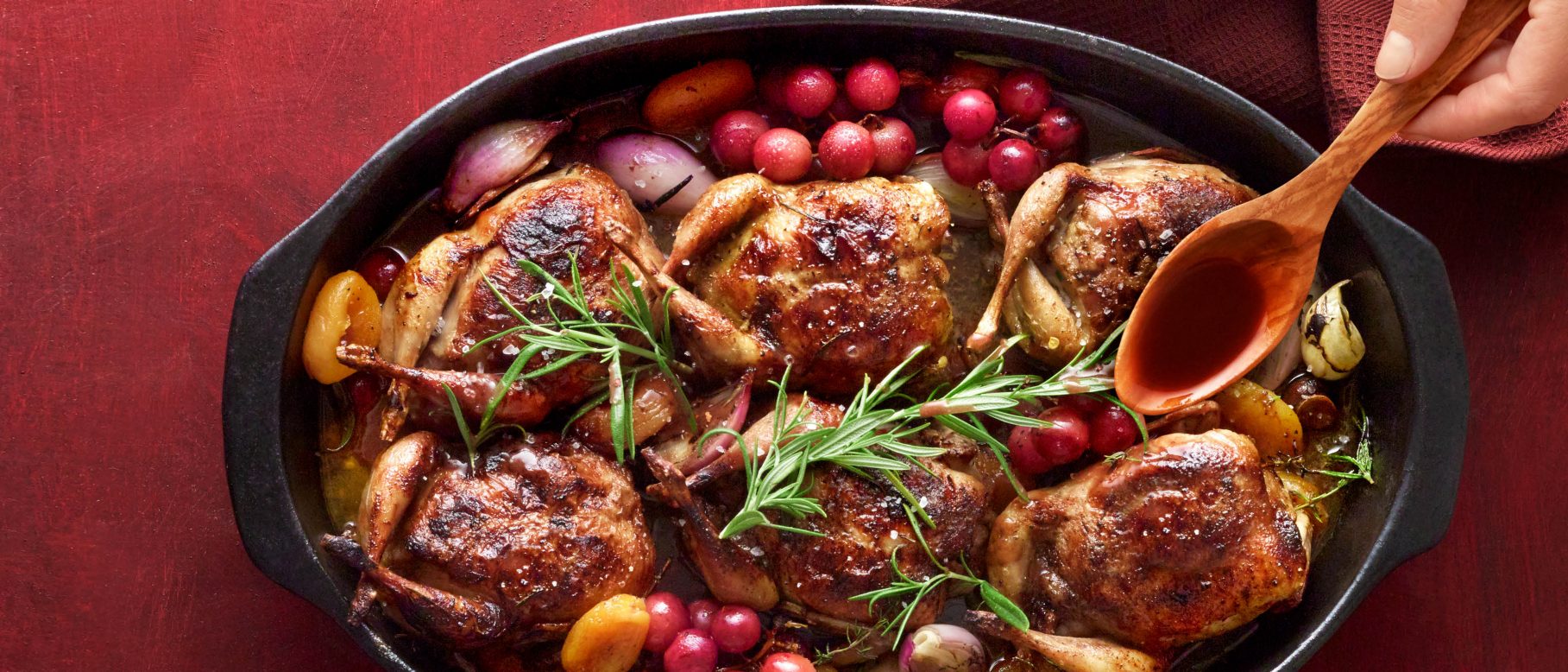 Gevulde kwartels met blauwe druiven en abrikozen in portosaus