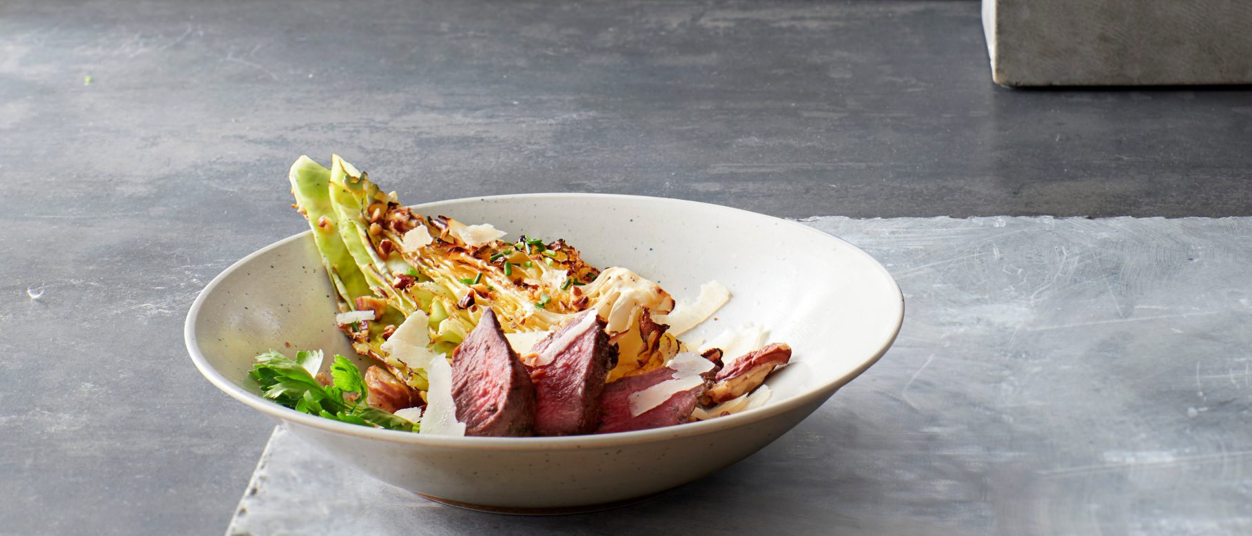 Filet d’agneau raffiné au chou pointu rôti et aux herbes aromatiques vertes