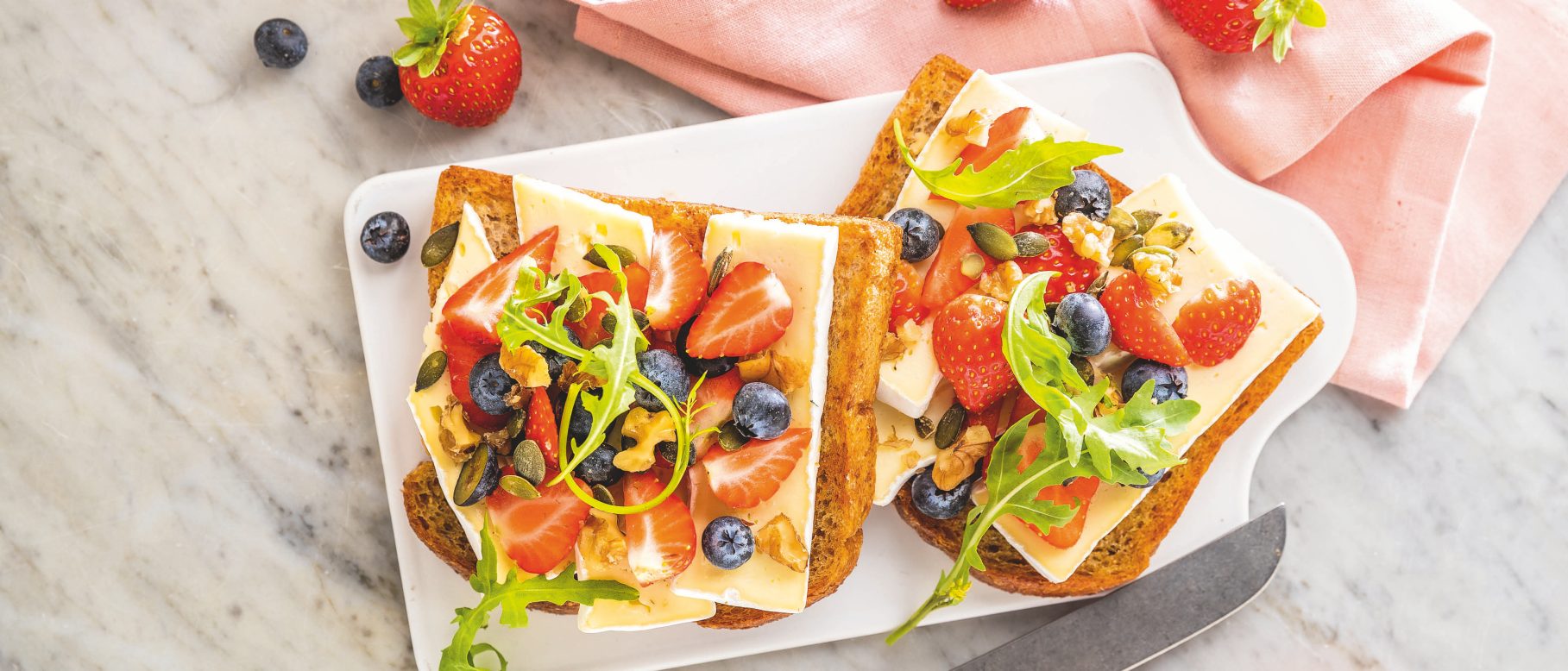 Brotscheibe mit Brie und Erdbeeren