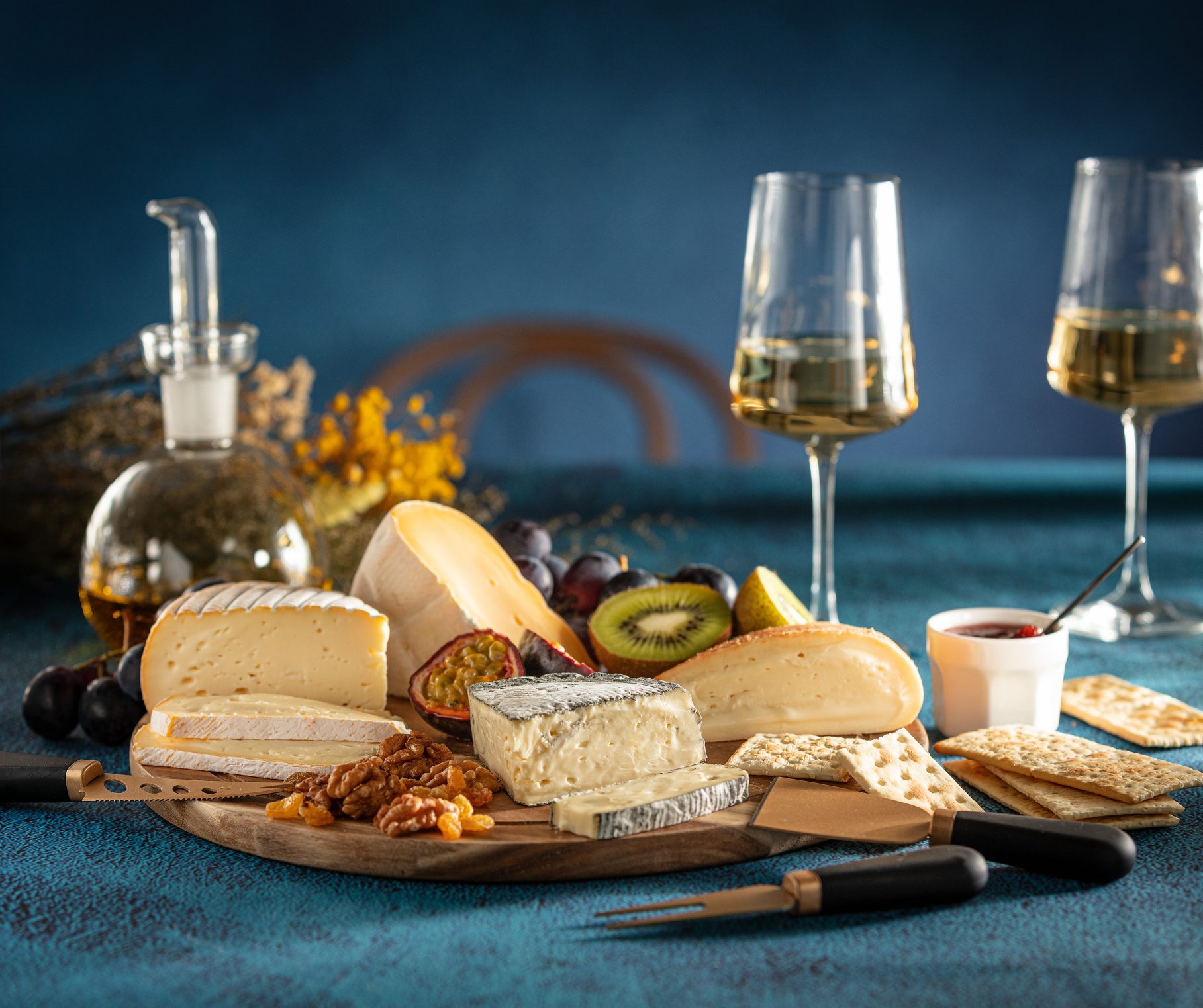 Plateau de fromages festif aux fruits secs et aux raisins