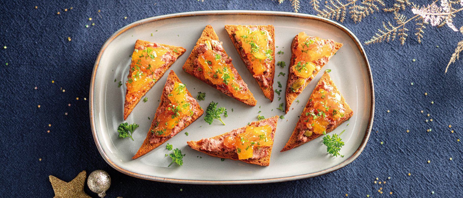 Toastjes van peperkoek met wildpaté en mangochutney